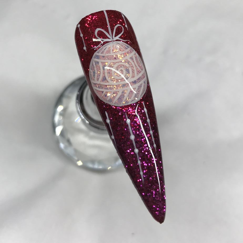 How to create an intricate, 3D Christmas bauble nail design – Scratch