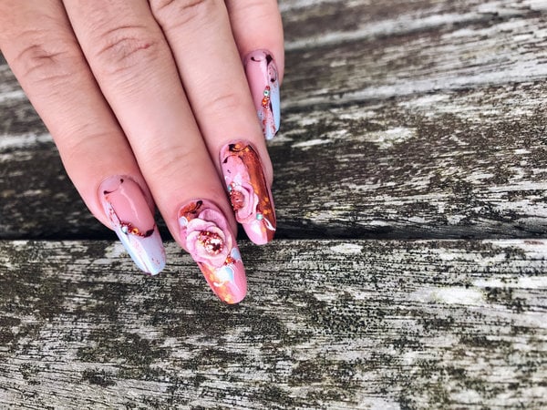 Foil & floral nails by Zsuzanna Varga – Scratch
