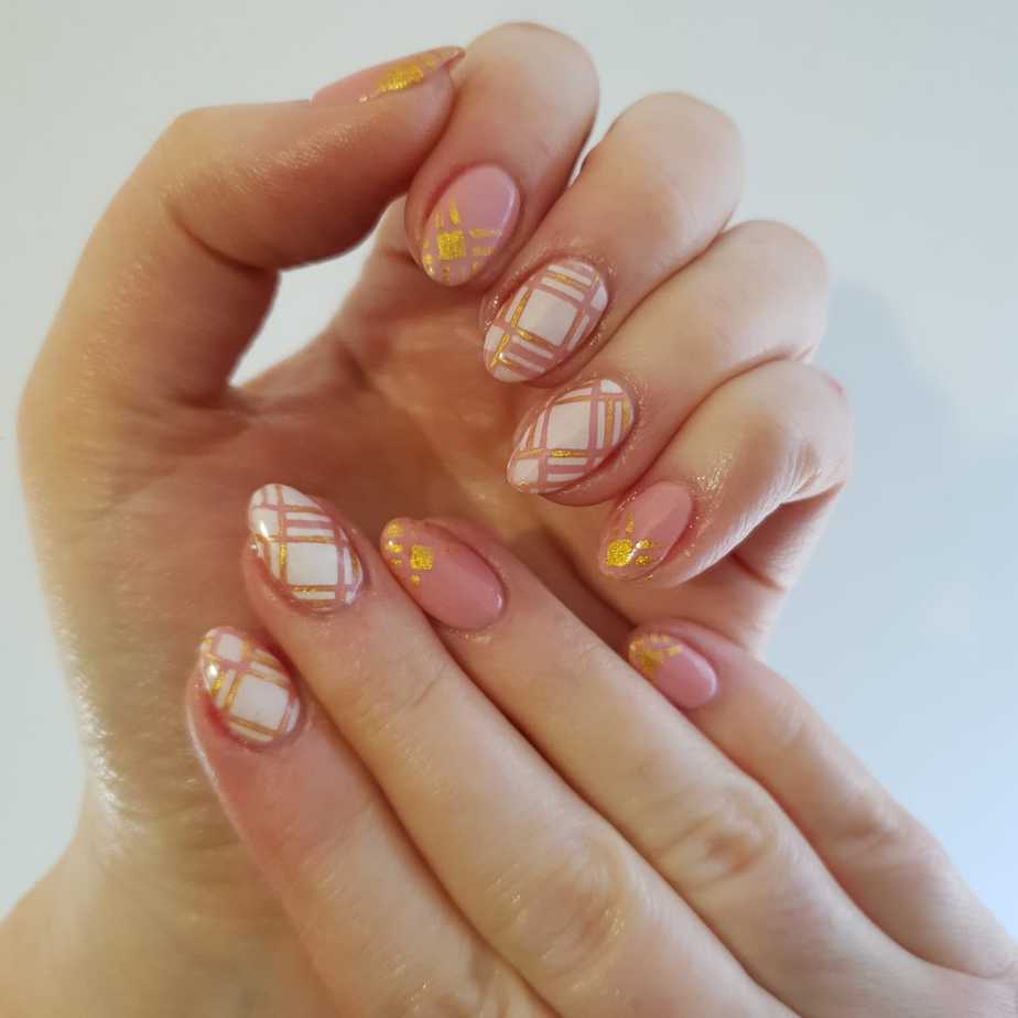 Pink Aeropuffing nail design - Scratch