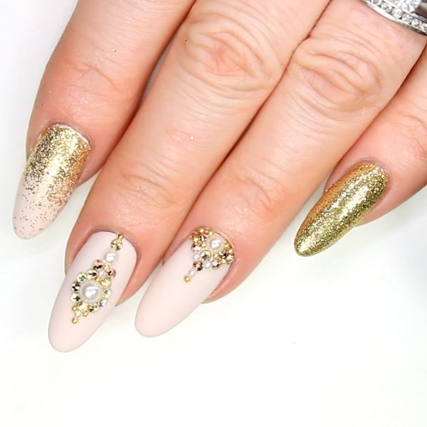 Golden nail design – Scratch