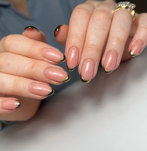 20 gold nail looks to dazzle this New Year's Eve