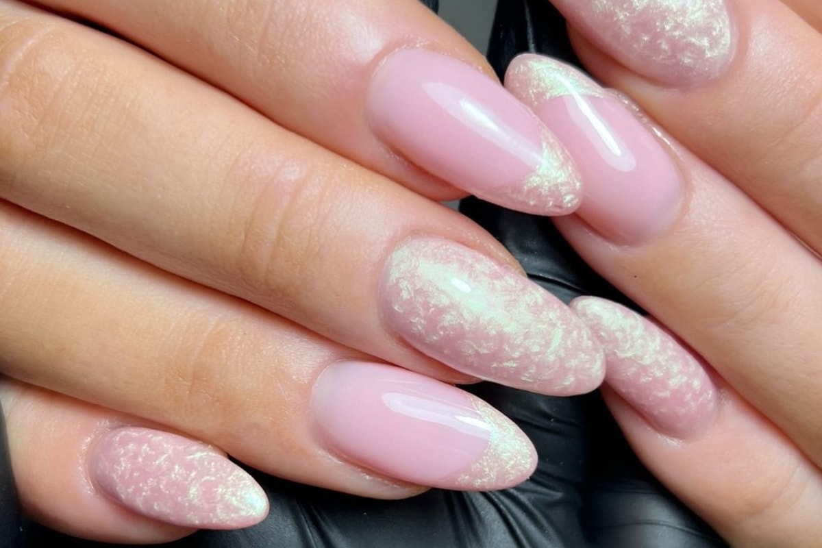 Embrace iridescent elegance with 20 shimmering pearl nail styles - Scratch