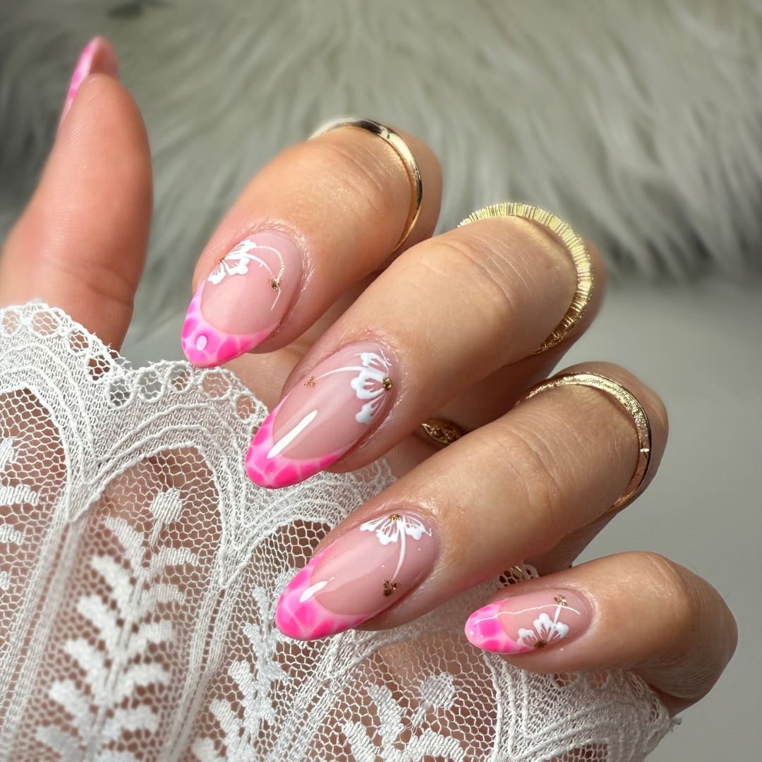 Summer nail art tutorial: blooming French tips & hibiscus flowers - Scratch